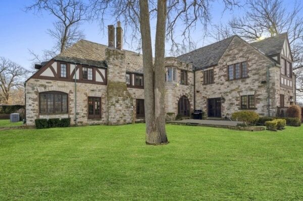 Combines Exceptional Architecture Details with the Updated Features ...