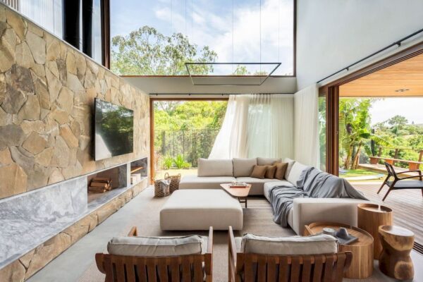 House CSS with Spectacular views of Silveira beach by Seferin Arquitetura