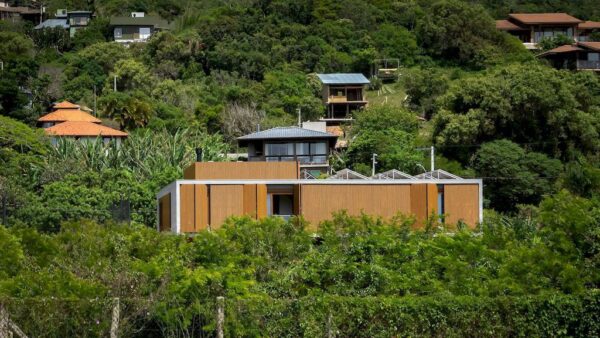 House CSS with Spectacular views of Silveira beach by Seferin Arquitetura