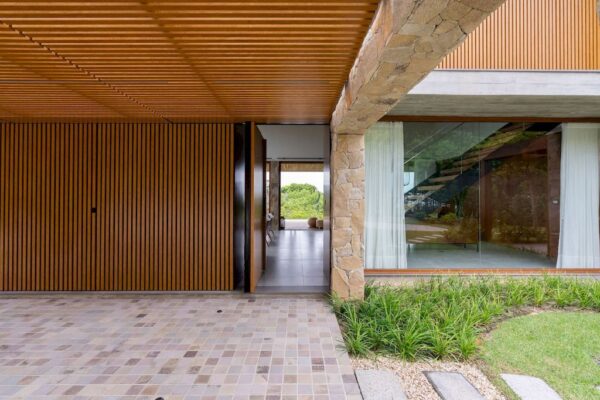 House CSS with Spectacular views of Silveira beach by Seferin Arquitetura