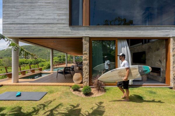 House CSS with Spectacular views of Silveira beach by Seferin Arquitetura