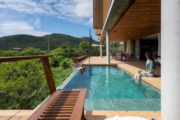 House CSS with Spectacular views of Silveira beach by Seferin Arquitetura