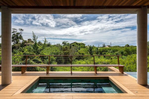 House CSS with Spectacular views of Silveira beach by Seferin Arquitetura