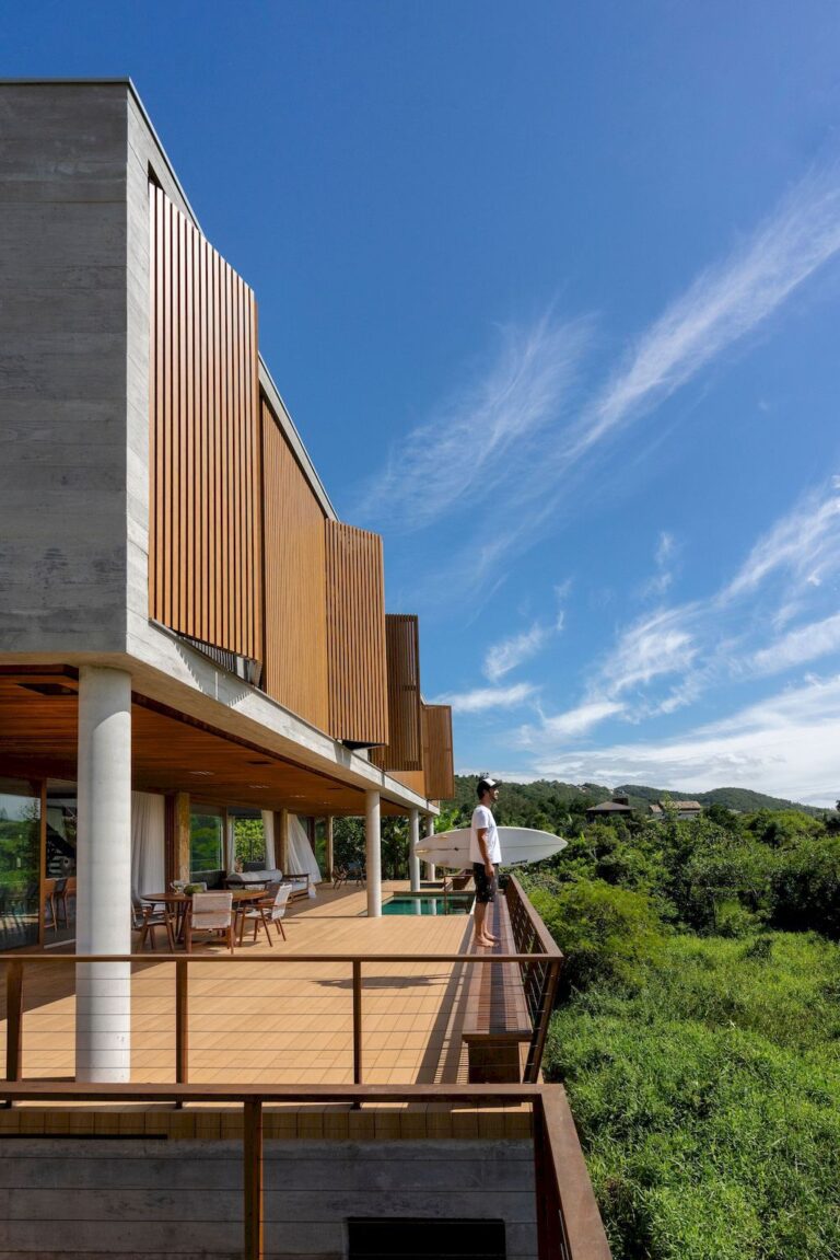 House CSS with Spectacular views of Silveira beach by Seferin Arquitetura