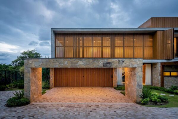 House CSS with Spectacular views of Silveira beach by Seferin Arquitetura