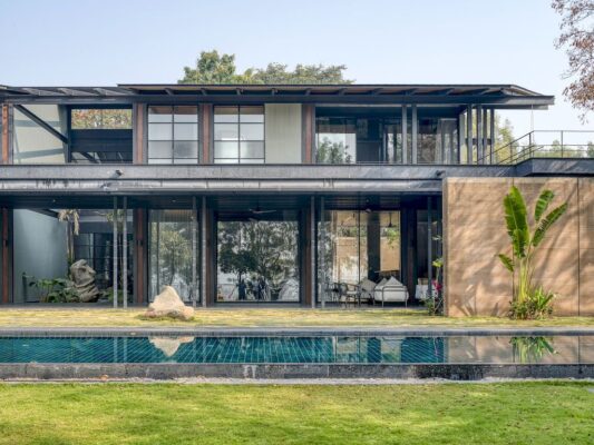 Lake Shore House on beautiful Lakeshore site by Spasm Design Architects