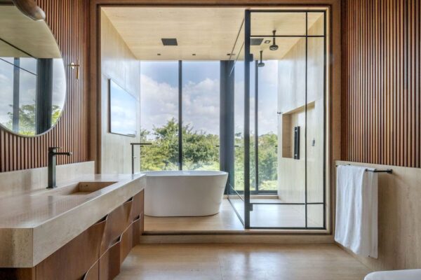 TP House, an Elegant, Simple Volumetry in Brazil by Leo Romano