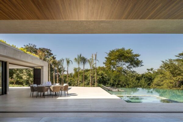 TP House, an Elegant, Simple Volumetry in Brazil by Leo Romano