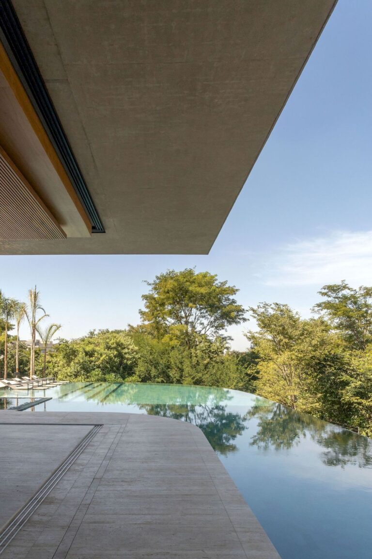 TP House, an Elegant, Simple Volumetry in Brazil by Leo Romano