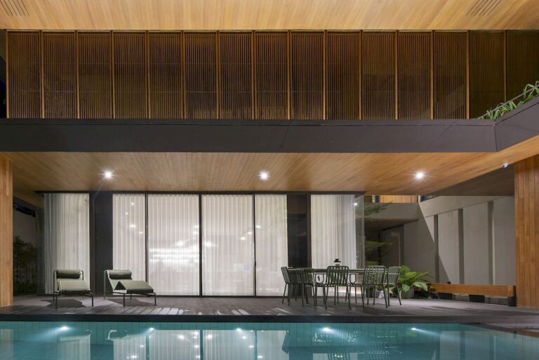 House of Screens, Elegant tropical Home by PXP Design Workshop Co