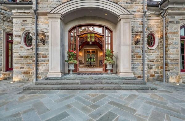 Classic Beauty Meets Modern Flair: A Mill Neck, New York Estate