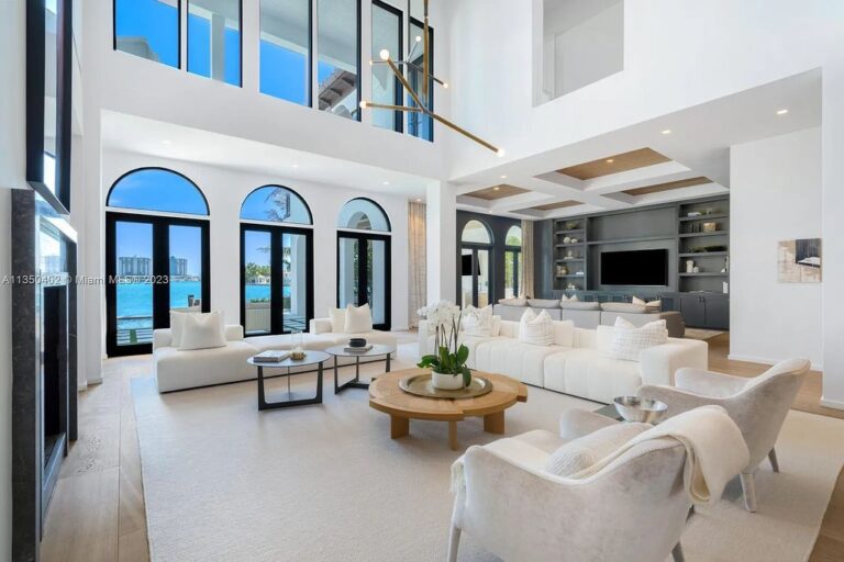 Stunning Luxury Transitional Home with 107 Feet of Waterfront Living in ...