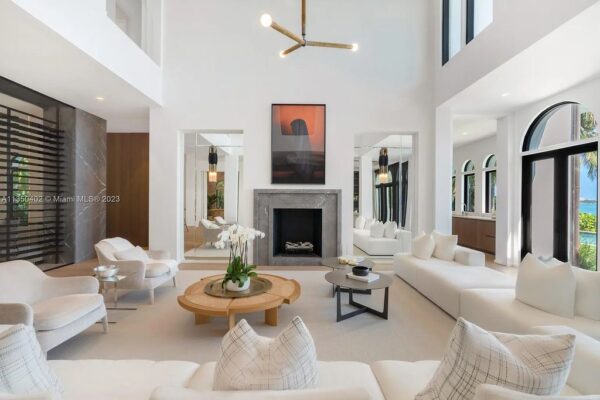 Stunning Luxury Transitional Home with 107 Feet of Waterfront Living in ...