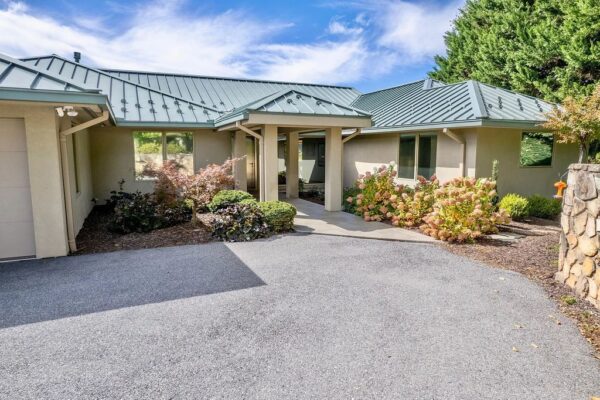 This $2,950,000 One-of-a-kind Contemporary Lakefront Property in ...
