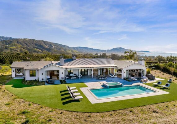Stunning Knolltop Estate with Breathtaking Ocean Views in Summerland ...