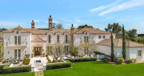 Luxurious 5-Bedroom Home in Phoenix with Exceptional Amenities and ...