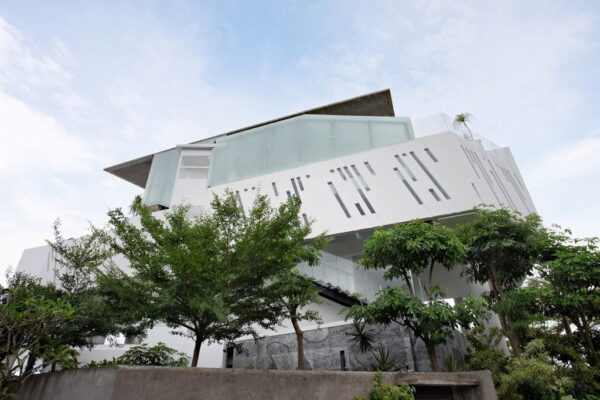 Luke House, an Impressive Luxury Project by Budipradono Architects