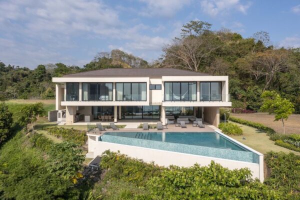 Patio House, Splendid Home with Open plan Design by Garnier Arquitectos