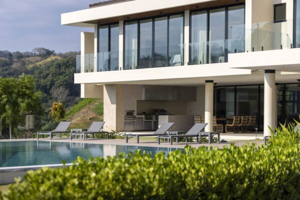 Patio House, Splendid Home with Open plan Design by Garnier Arquitectos