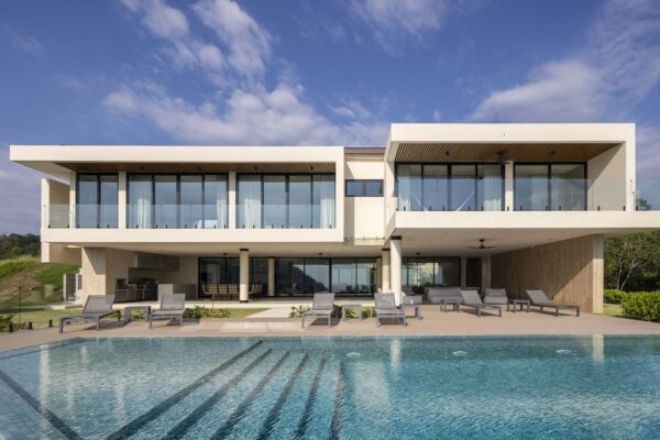 Patio House, Splendid Home with Open plan Design by Garnier Arquitectos