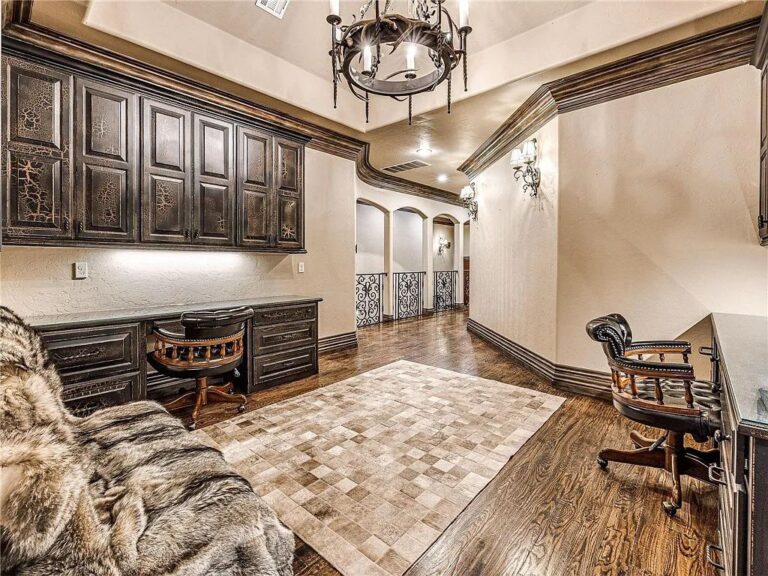 Luxurious 30-Acre Estate with Main House, Barns, and Stunning Outdoor ...