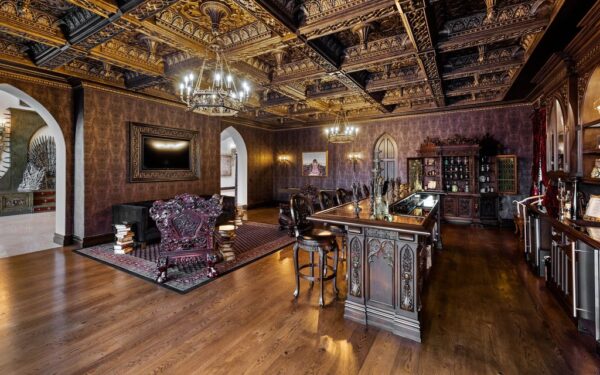 Breathtaking Italian-Inspired Estate in Beverly Hills showcases the ...