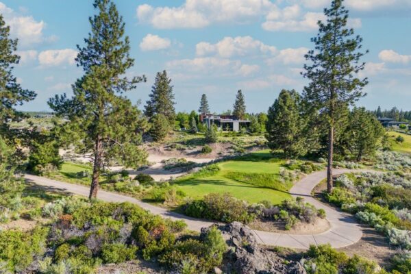 A Tranquil Haven: Eric Meglasson's Architectural Masterpiece in Bend ...