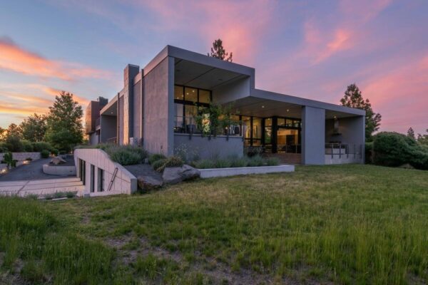 A Tranquil Haven: Eric Meglasson's Architectural Masterpiece in Bend ...