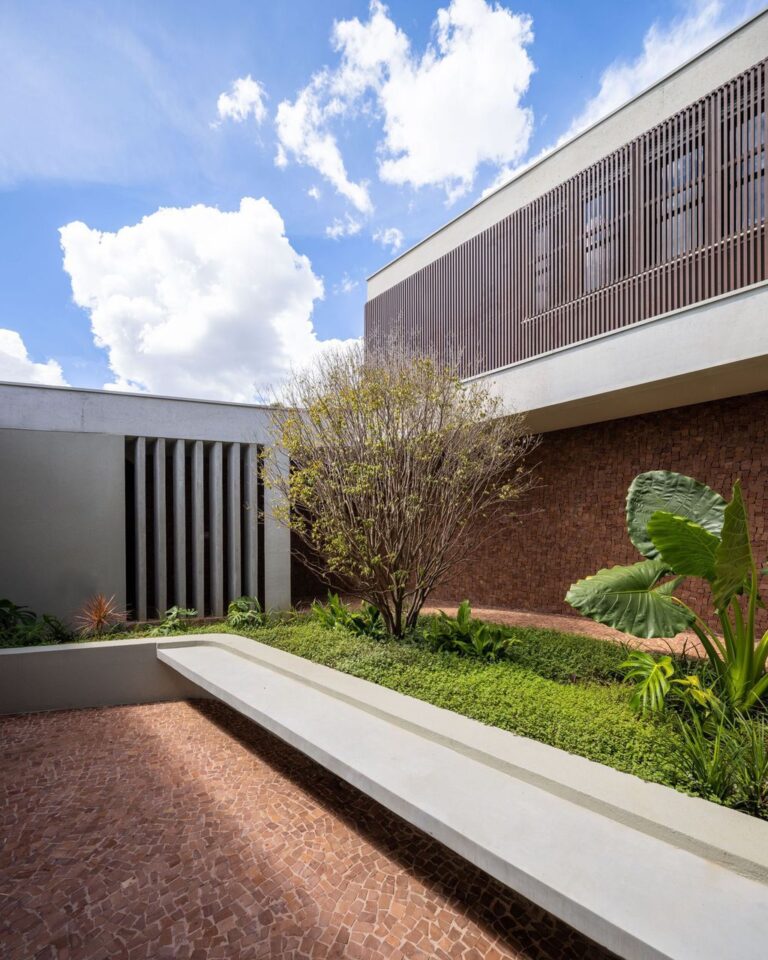Axial House, harmonious connection with surroundings by TAU Arquitetos