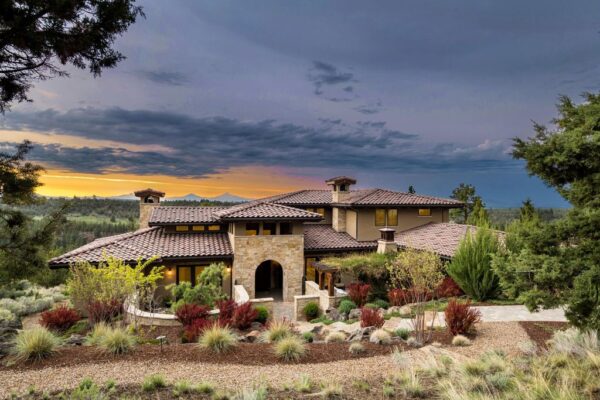 Breathtaking Panoramic Cascade Mountain Views and Rustic Elegance ...