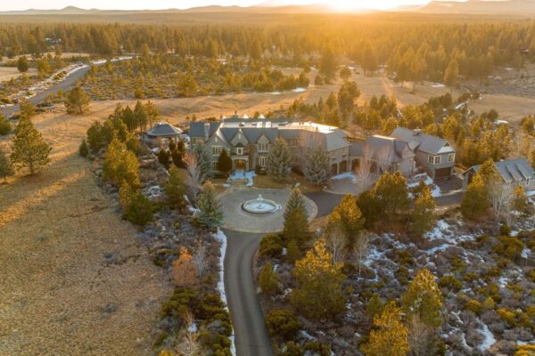 Elegant Private Estate in The Highlands of Bend, Oregon Boasting ...