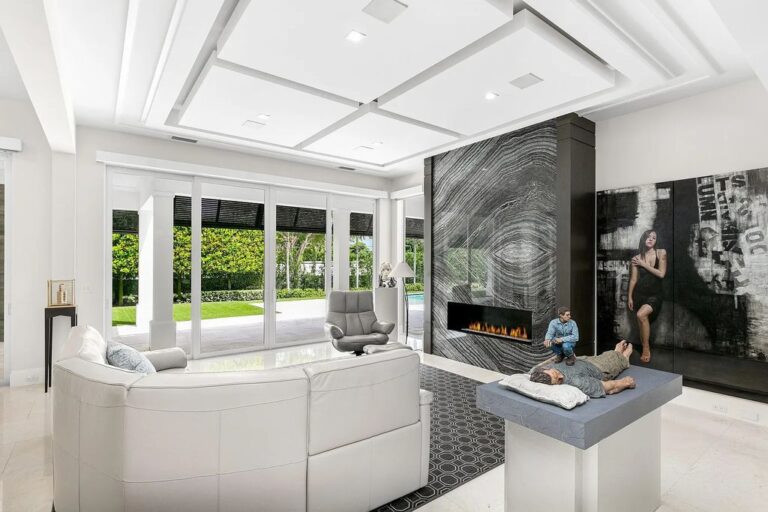 Impeccable SRD-Built Residence: Unparalleled Luxury in Boca Raton