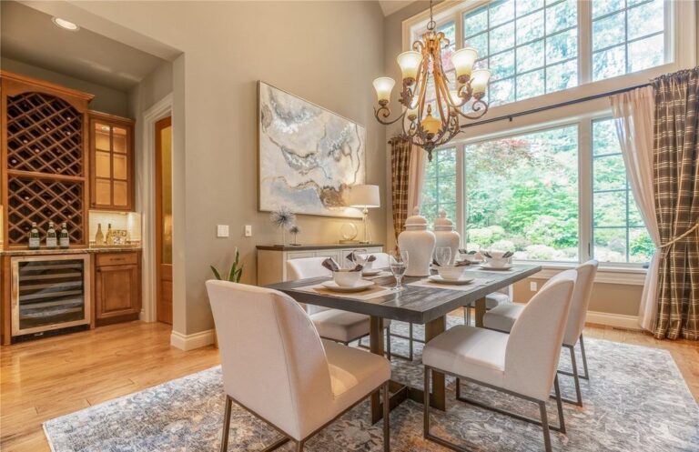 Elegant Bridle Trails Retreat: Steven D Smith's Masterpiece in Bellevue ...