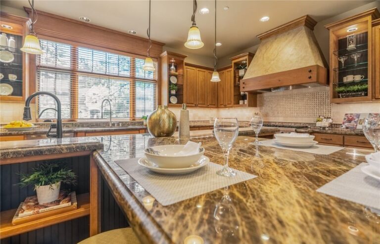 Elegant Bridle Trails Retreat: Steven D Smith's Masterpiece in Bellevue ...