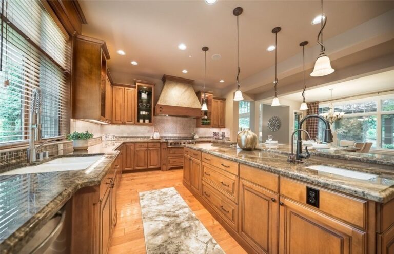 Elegant Bridle Trails Retreat: Steven D Smith's Masterpiece in Bellevue ...