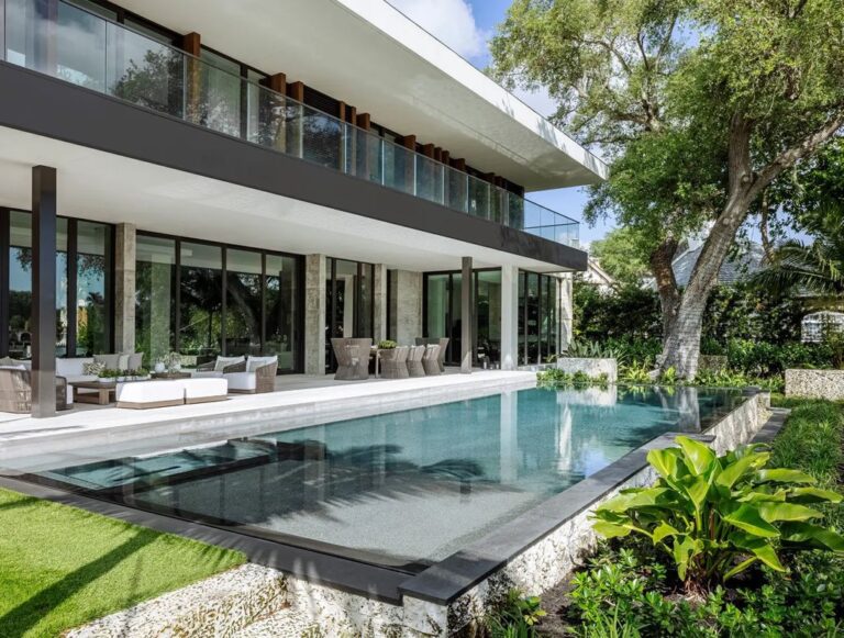 Tarpon Bend Residence with Sustainable Design by Strang Architecture