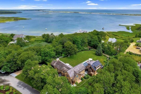 Chic and Sophisticated Edgartown, Massachusetts Property: Seamless ...