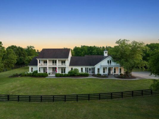 Exquisite Luxury Estate in Franklin, Tennessee: Breathtaking Views and ...