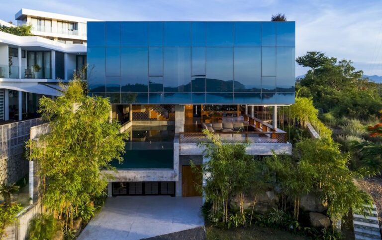 Sky Villa, a Vacation Villa to Enjoy Unique Ocean View by MM++ Architects