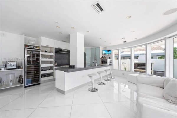 Your Dream Home Awaits wtih Luxury Waterfront Mansion in Miami Beach ...