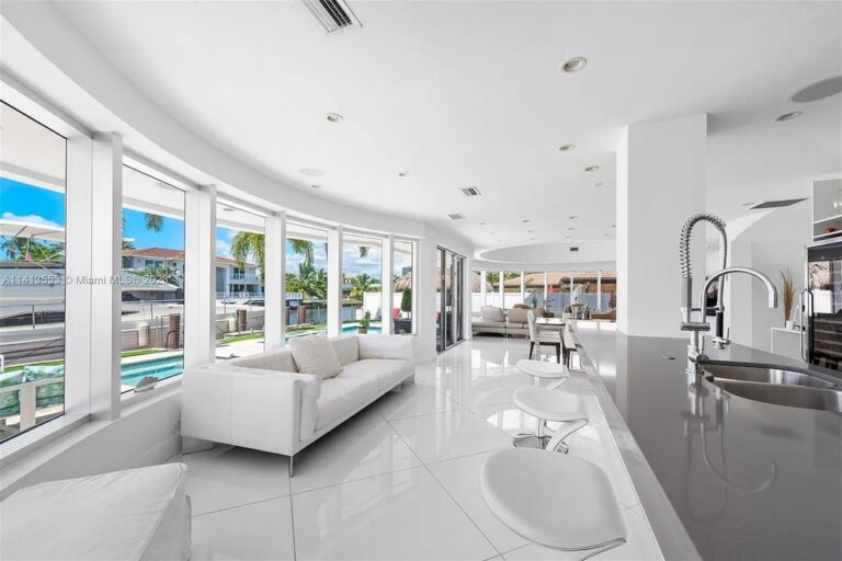 Your Dream Home Awaits wtih Luxury Waterfront Mansion in Miami Beach ...