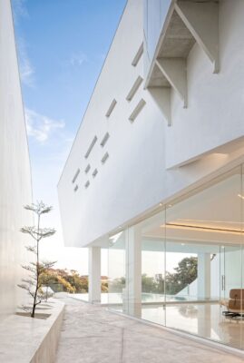 Z Line House, a Unique Architectural Landmark by MSSM Associates