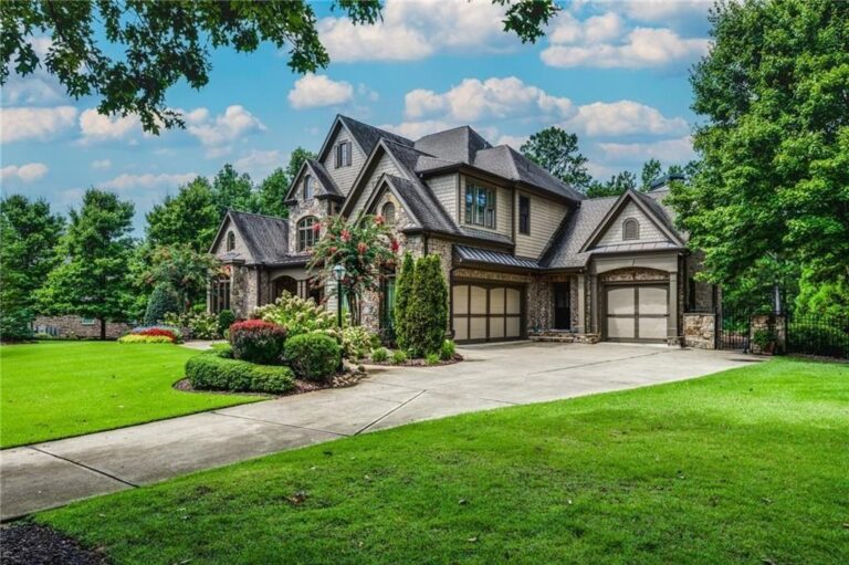 Luxurious Home Offering an Enchanting Ambiance by the Lakeside in ...