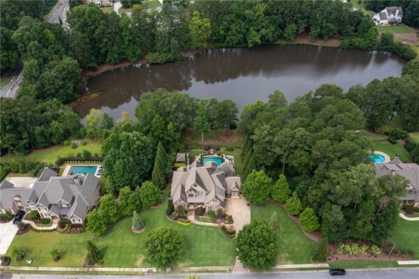 Luxurious Home Offering an Enchanting Ambiance by the Lakeside in ...