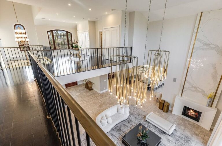 Luxurious New York Living: Impeccable Young Brick Colonial in Lawrence ...