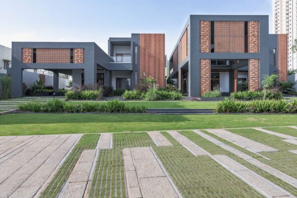 Manjodaya House, Chic & Elegant Home by Ecumene Habitat Solutions