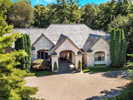 Timelessly Elegant Ranch Home on 1.5 Acres in Bloomfield Hills ...