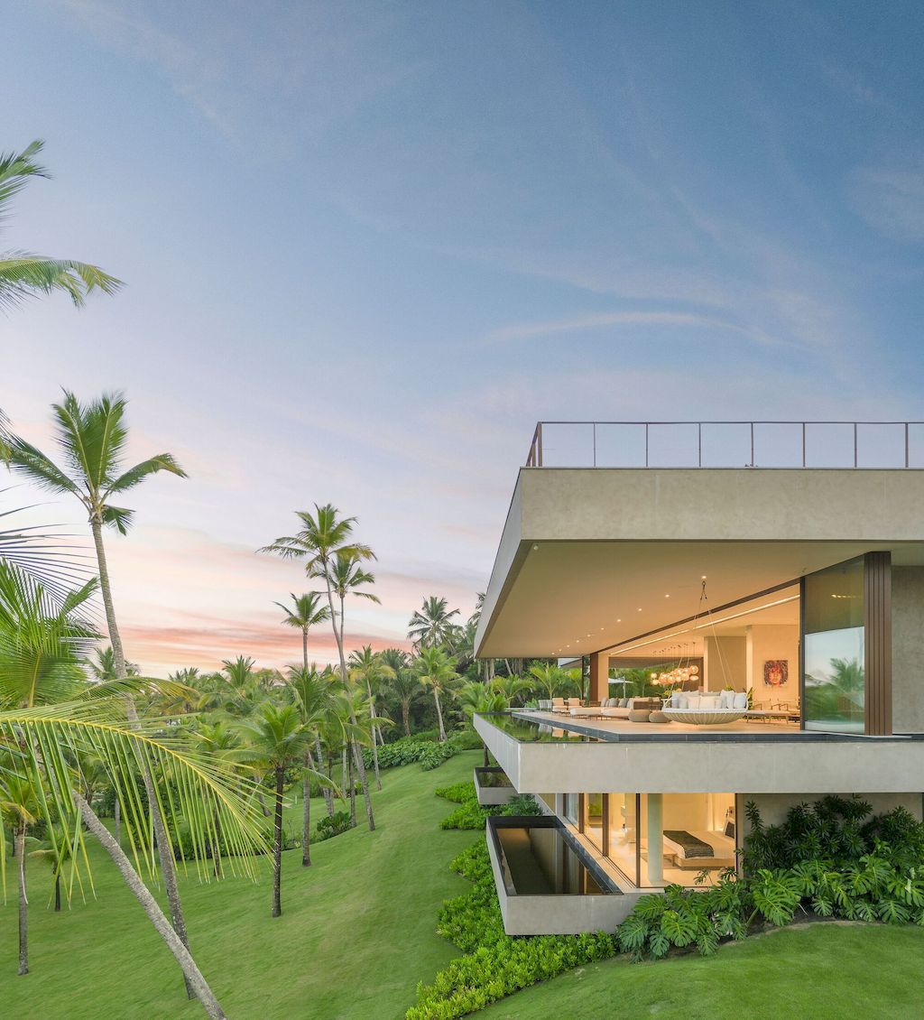 01 TVN House, Disguised among the Vegetation Saraiva e Associados
