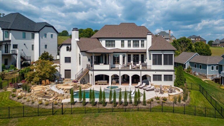 Captivating Knoxville, Tennessee Estate Offering Breathtaking Mountain ...