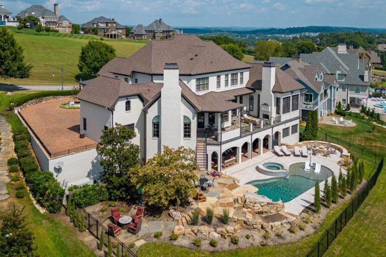 Captivating Knoxville, Tennessee Estate Offering Breathtaking Mountain ...